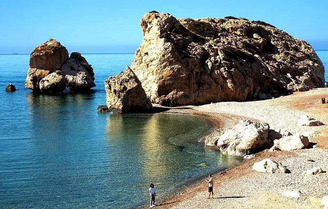 Θα γίνει η Πέτρα του Ρωμιού οργανωμένη παραλία με ξαπλώστρες και ομπρέλες;
