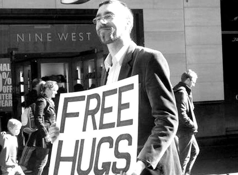 Η δύναμη μιας αγκαλιάς [Free Hugs]